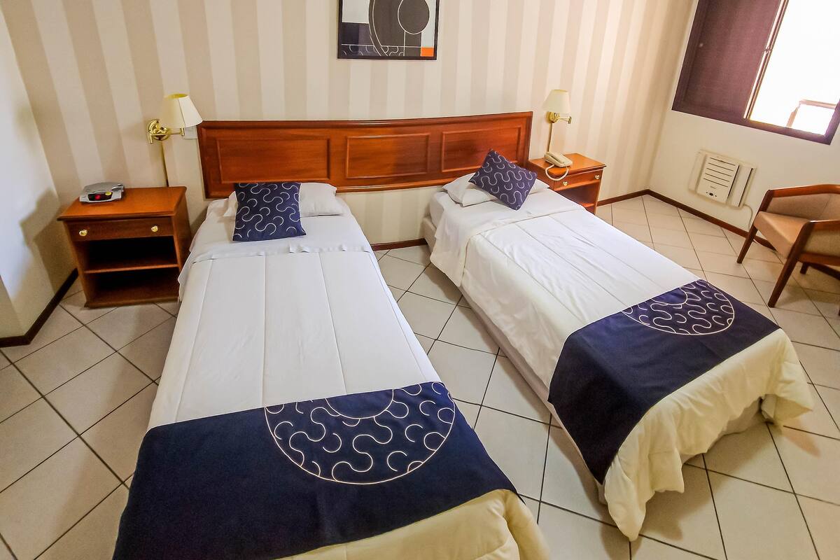 Minibar, secretária, Wi-fi grátis, roupa de cama fornecida 
