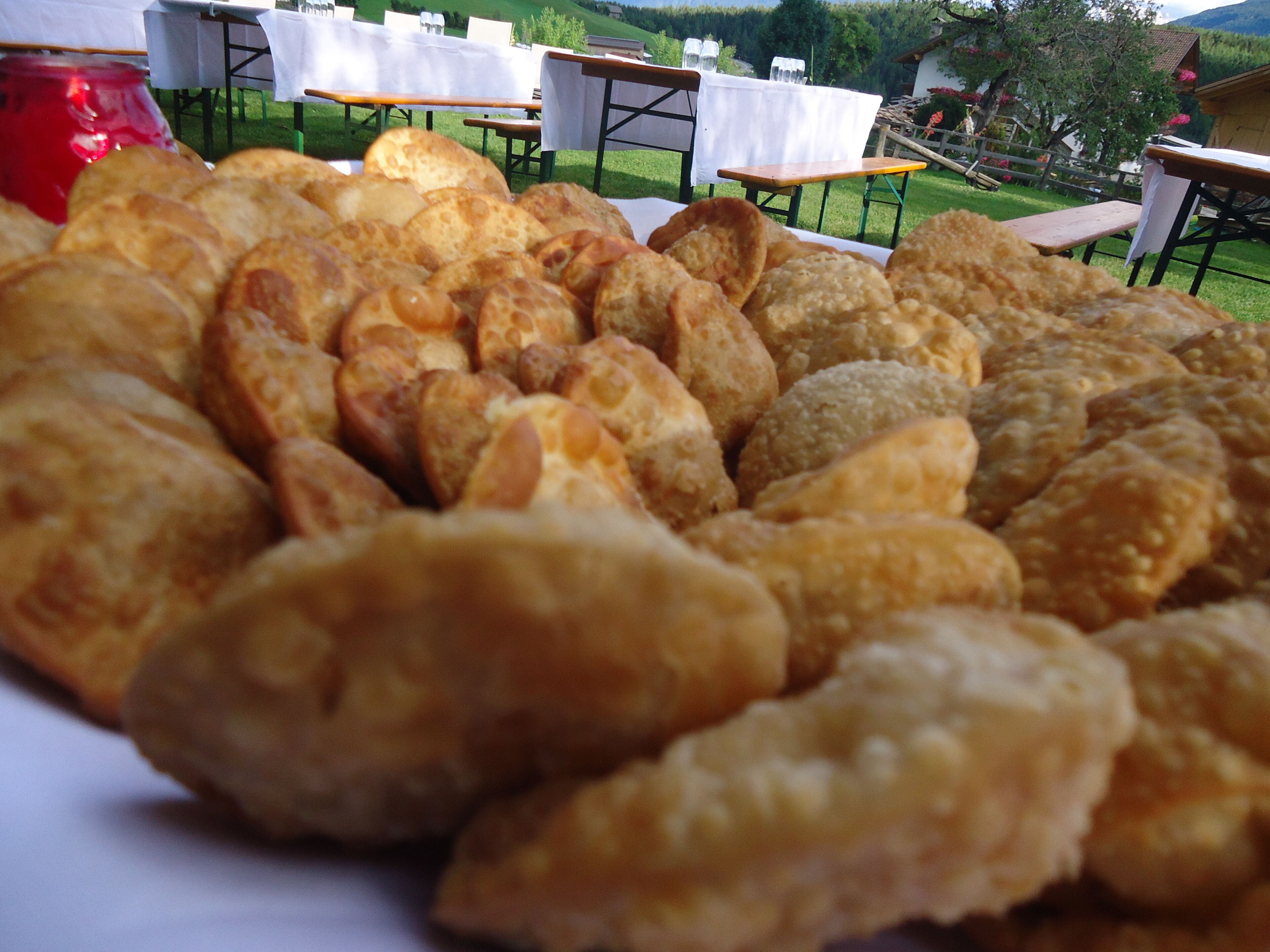 Uma mesa com uma grande variedade de comidas fritas.