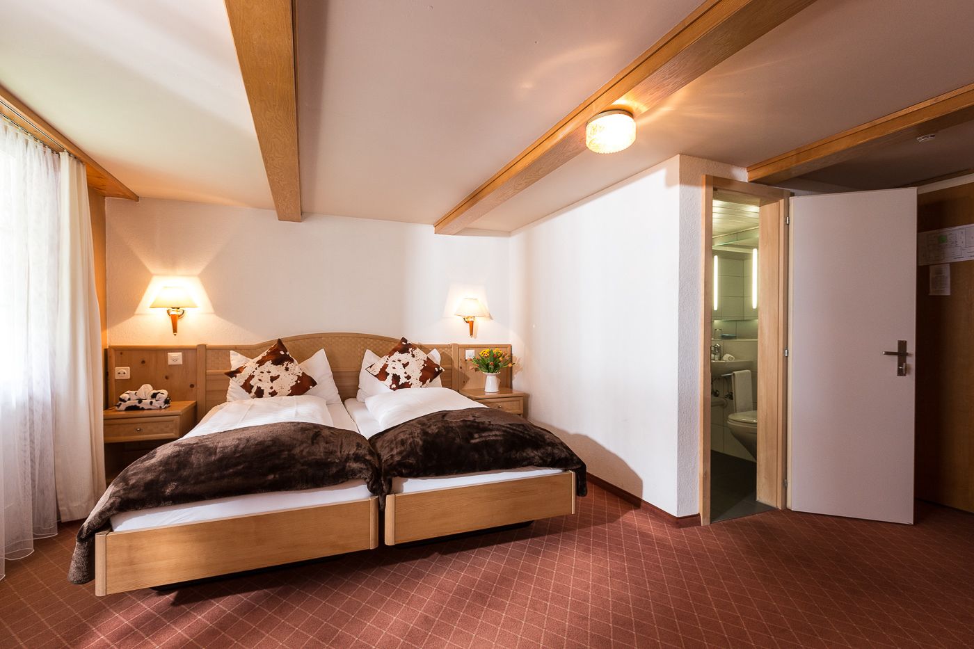 Quarto Duplo ou Twin, 2 camas individuais, varanda, vista para a montanha | Edredões de penas, com decoração personalizada, secretária 