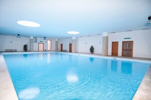 Piscina interior, piscina exterior, guarda-sóis, espreguiçadeiras