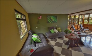 Área de estar no saguão