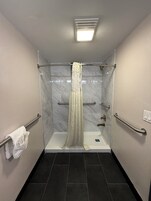 Quarto, 2 camas queen-size, não fumadores, kitchenette | Casa de banho | Artigos de higiene pessoal grátis, um secador de cabelo 
