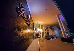 Fachada do alojamento (tarde/noite)