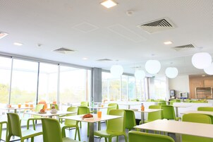 Café da manhã com buffet todos os dias (EUR 12 por pessoa) 