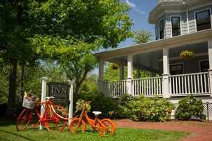 Um edifício branco com varanda e uma placa que diz 'The Inn at Hastings Park'.