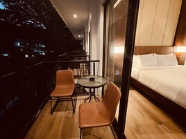 Quarto casal superior, 1 cama King, sacada | Terraço/pátio