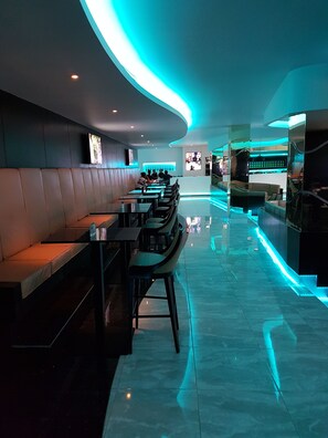 5 bares/lounges