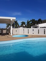 Piscina exterior, espreguiçadeiras 