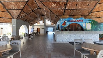 Serviço de café da manhã, almoço, jantar; vistas para o mar