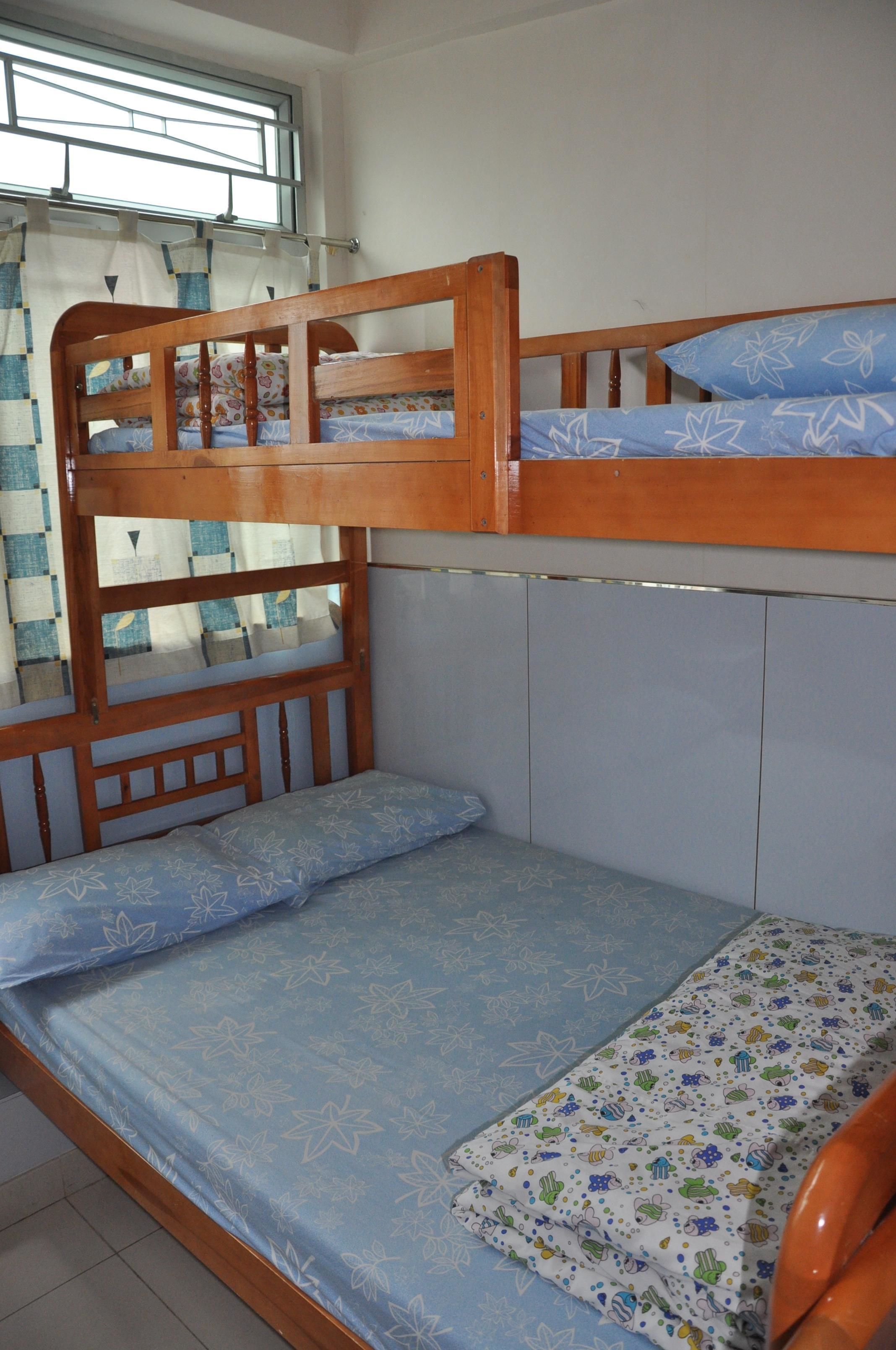 Uma cama beliche com uma cama de baixo e uma cama superior.