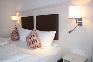 Quarto Duplo Standard | Roupa hipoalergénica, cofre no quarto, secretária 