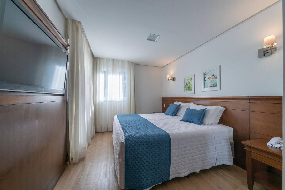 Frigobar, individualmente mobiliados, espaço de trabalho para notebook