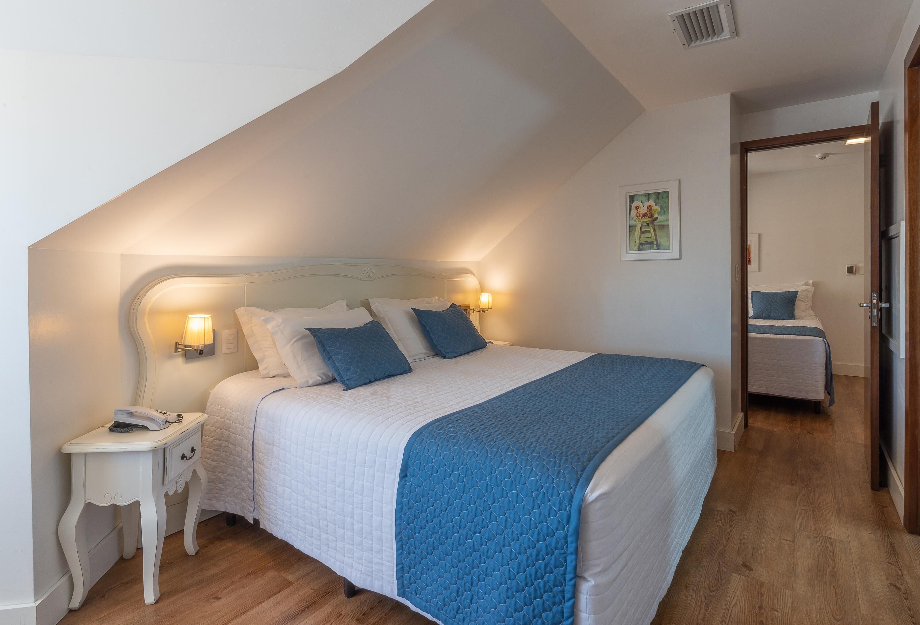 Frigobar, individualmente mobiliados, espaço de trabalho para notebook