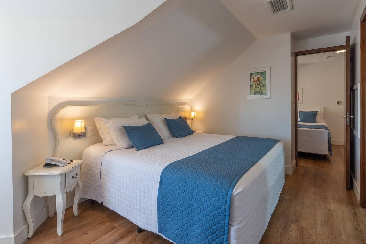 Frigobar, individualmente mobiliados, espaço de trabalho para notebook