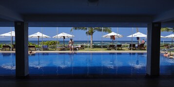 2 piscinas exteriores, espreguiçadeiras 