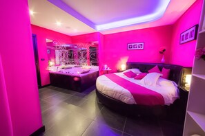 Suite, banheira | Minibar, cofre no quarto, com decoração personalizada 