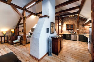 Deluxe Loft with Air Conditioning - 70 m2 | Sala de estar | Televisor LCD 