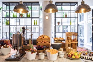 Café da manhã com buffet todos os dias mediante uma taxa