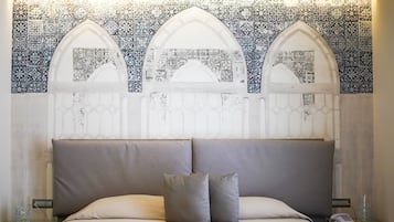 Deluxe Double Room, Balcony, Partial Sea View | Frigobar, cofres nos quartos, escrivaninha, quartos à prova de som