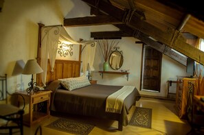 Suíte júnior | Cofres nos quartos, ferros/tábuas de passar roupa, Wi-Fi de cortesia