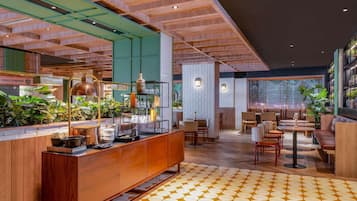 Café da manhã, almoço e jantar; culinária internacional