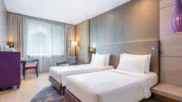 Quarto Twin Deluxe, 2 camas individuais | Cofre com capacidade para portátil, secretária, ferro/tábua de engomar