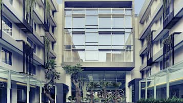 Serve café da manhã, almoço e jantar