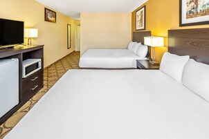 Quarto Standard, 2 camas de casal, não fumadores | 1 quarto, secretária, berços/camas para crianças, camas desdobráveis 