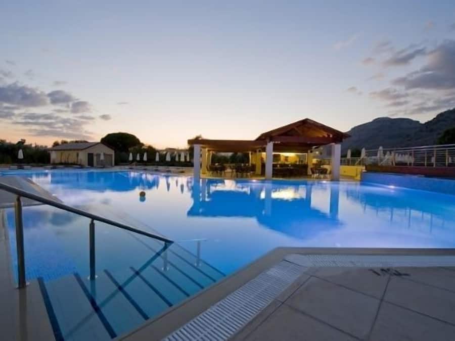 2 piscinas exteriores, espreguiçadeiras