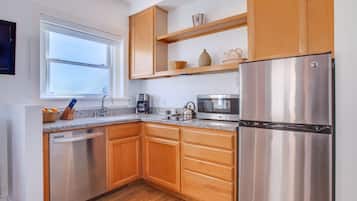 Suíte standard, 1 cama Queen e sofá-cama | Cozinha privada | Geladeira, micro-ondas, cooktop, lava-louças