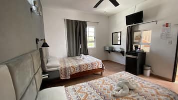 Quarto Triplo Standard (with Fan and AC) | Cofre com capacidade para portátil, secretária, Wi-fi grátis