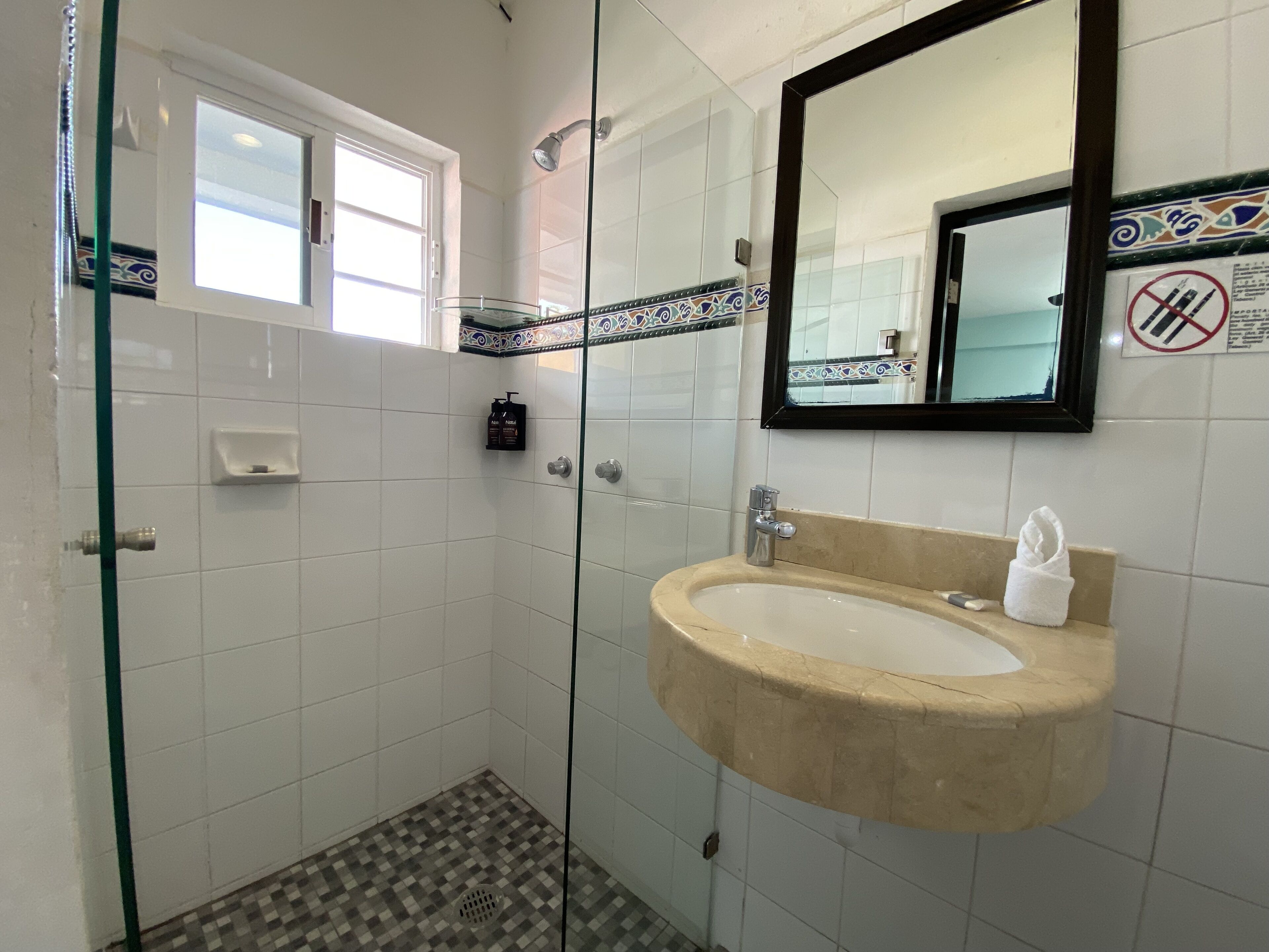 Quarto Familiar, 2 camas de casal (with Fan and AC) | Casa de banho | Um polibã, artigos de higiene pessoal grátis, toalhas fornecidas 
