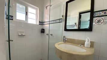 Quarto Familiar, 2 camas de casal (with Fan and AC) | Casa de banho | Um polibã, artigos de higiene pessoal grátis, toalhas fornecidas