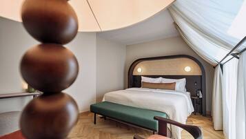 Small Double Room | Minibar, cofre no quarto, com decoração personalizada, secretária