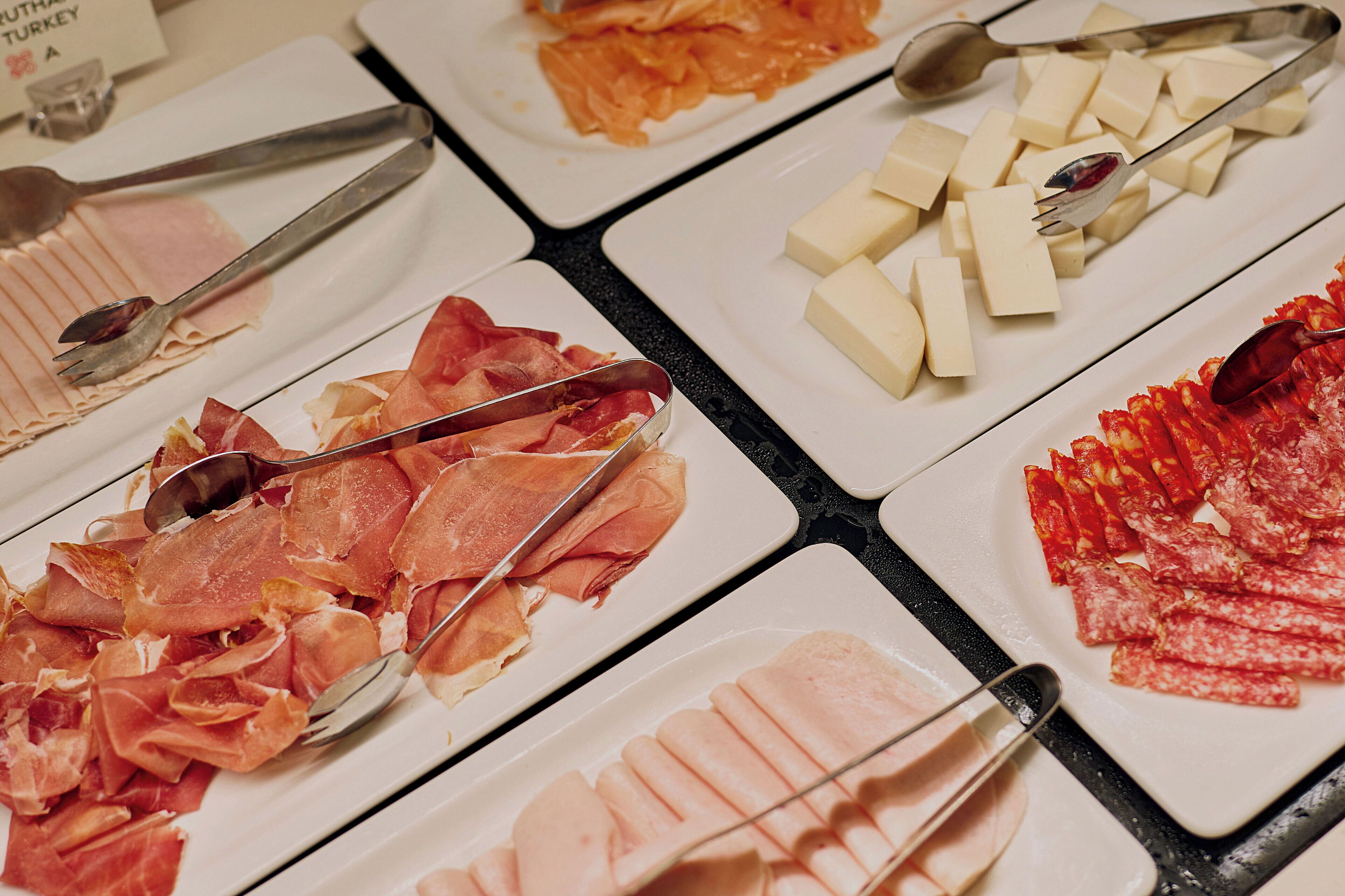 Buffet com diversos tipos de carne e queijos.