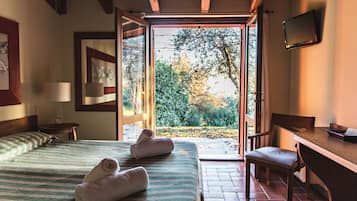 Quarto Deluxe, 1 quarto, Vista para a cidade | 2 quartos, secretária, Wi-fi grátis, roupa de cama fornecida