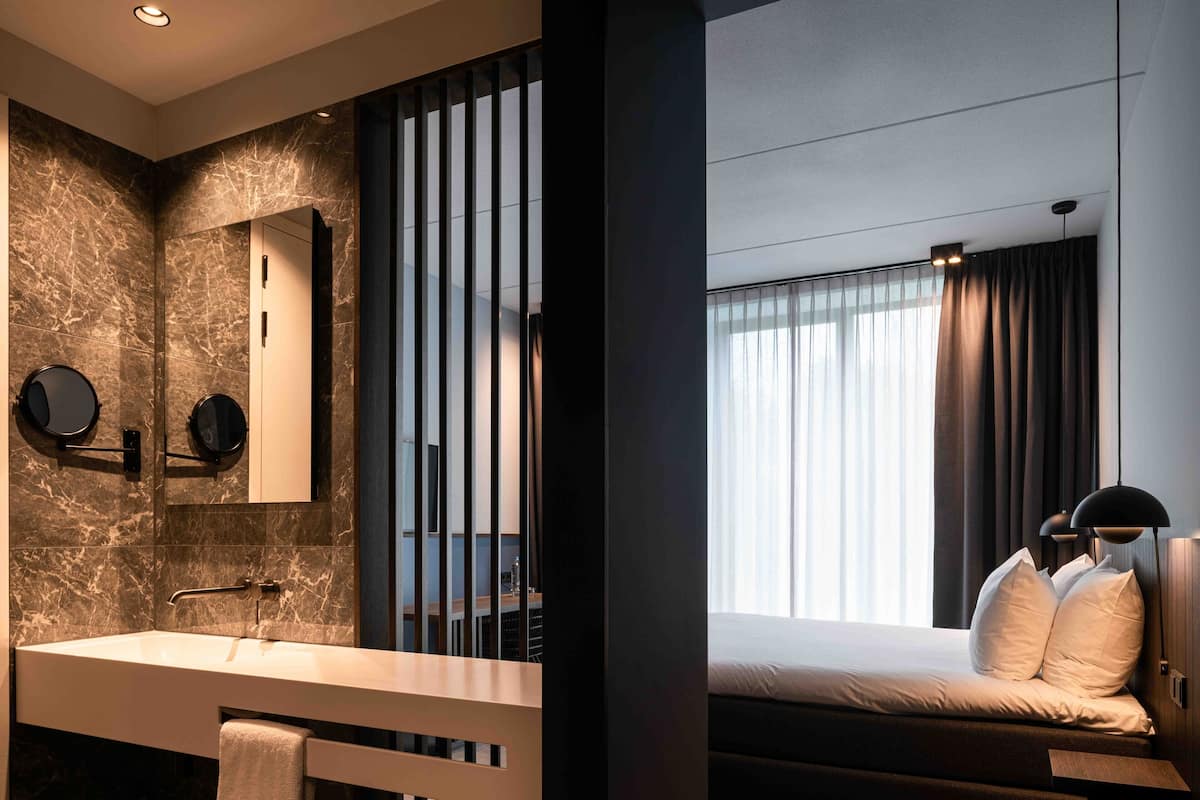 Quarto casal superior | Banheiro | Chuveiro, chuveiro com efeito de chuva, produtos de toalete de grife