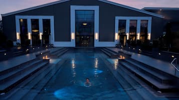 Piscina interior, piscina exterior, guarda-sóis, espreguiçadeiras