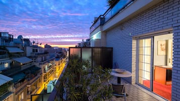 Quarto casal urbano, 1 quarto, vista para a cidade | Quartos à prova de som, ferros/tábuas de passar roupa, Wi-Fi de cortesia
