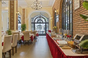 Serviço de jantar, culinária internacional, vistas para o jardim 