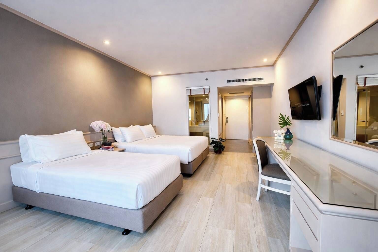 Uma combinação polibã/banheira, um chuveiro fixo 