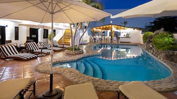 Piscina externa, espreguiçadeiras