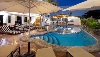 Piscina externa, espreguiçadeiras