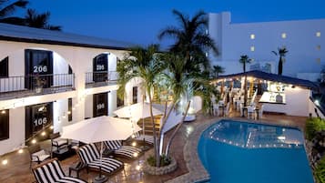 Piscina externa, espreguiçadeiras