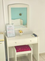 Quarto Quádruplo, varanda, vista parcial para o mar | Roupa de alta qualidade, com decoração personalizada, Wi-fi grátis