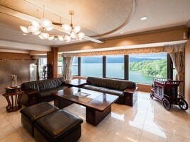 Quarto, para não fumantes, vista para o lago (w/Private Sauna, Shangrila Building) | Cofres nos quartos, escrivaninha, Wi-Fi de cortesia, roupa de cama