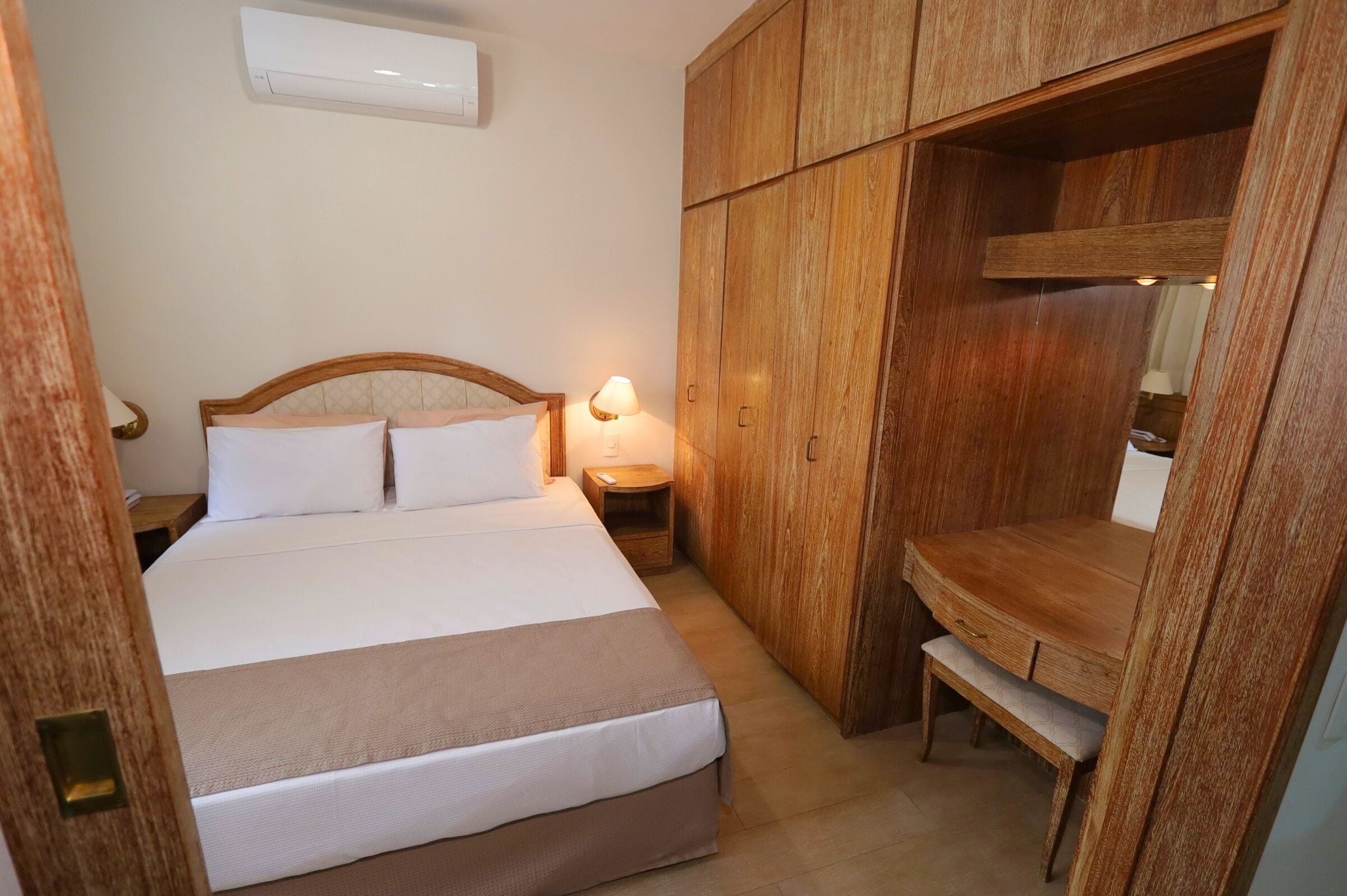 1 quarto, minibar, cofre com capacidade para portátil 