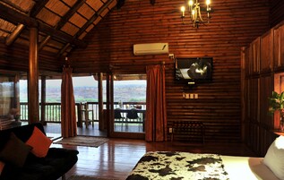 Cabana família, 2 quartos, sacada, vista para o rio (Martial Eagle Unit 9) | Roupas de cama premium, individualmente decorados