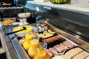 Pequeno-almoço tipo buffet diário mediante uma taxa 