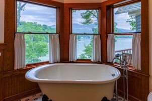 Quarto superior | Banheiro | Secador de cabelo, roupões de banho, toalhas de banho 